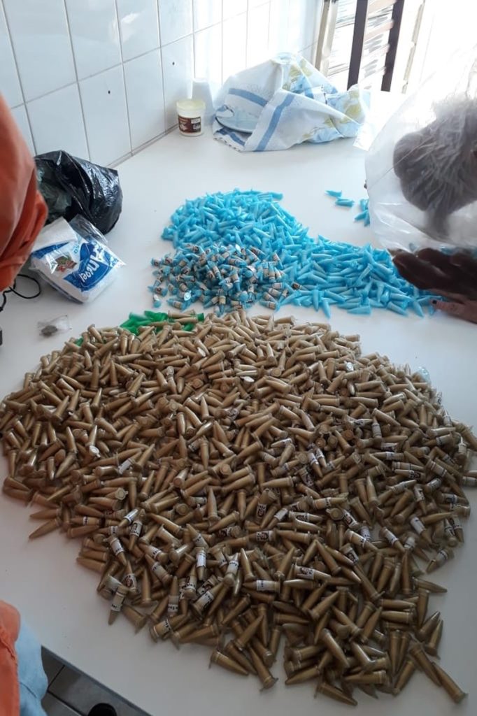 Com ajuda do cão Faísca, guarda localiza 7,7 mil porções de drogas em ...