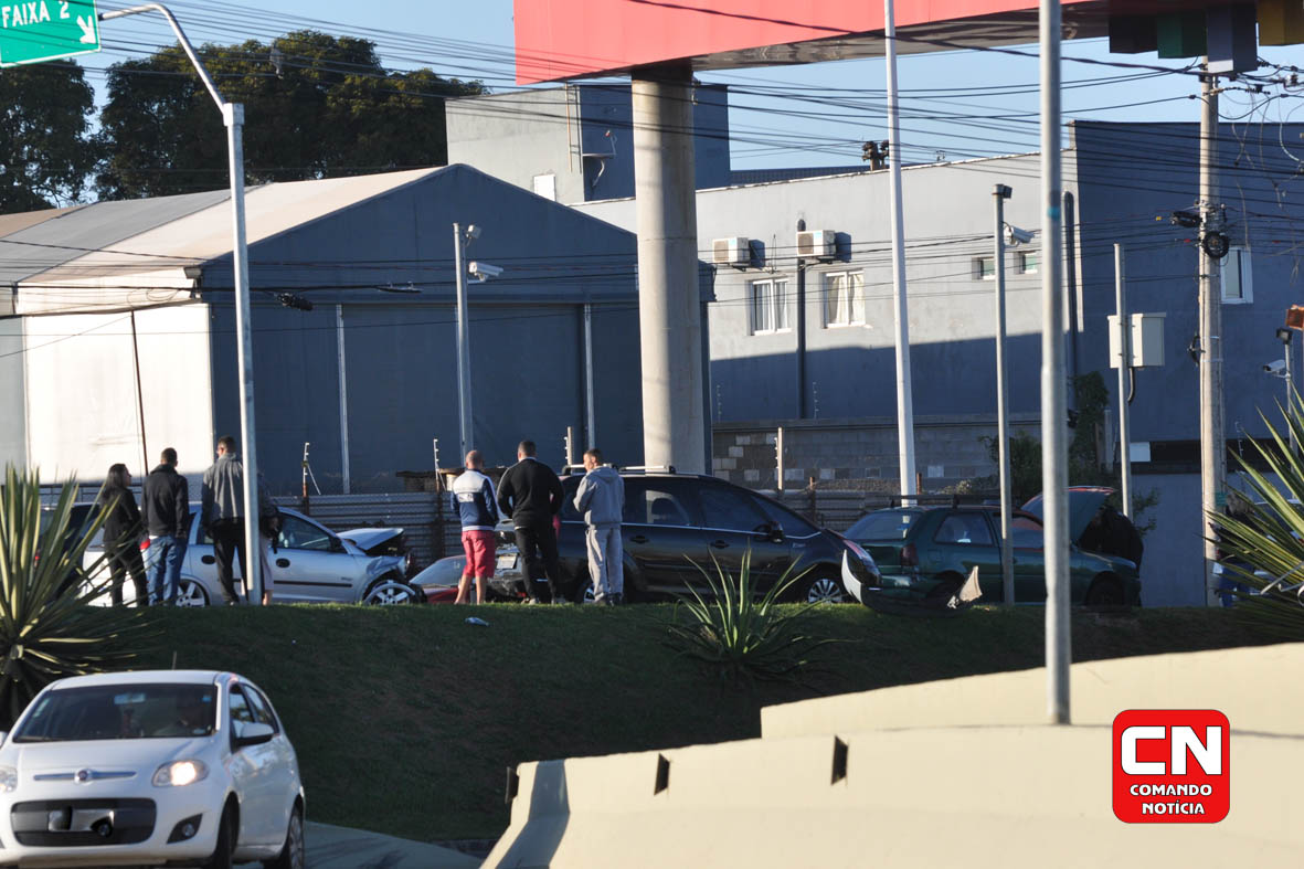 Engavetamento deixa trânsito lento na entrada do Distrito Industrial – Comando Notícia