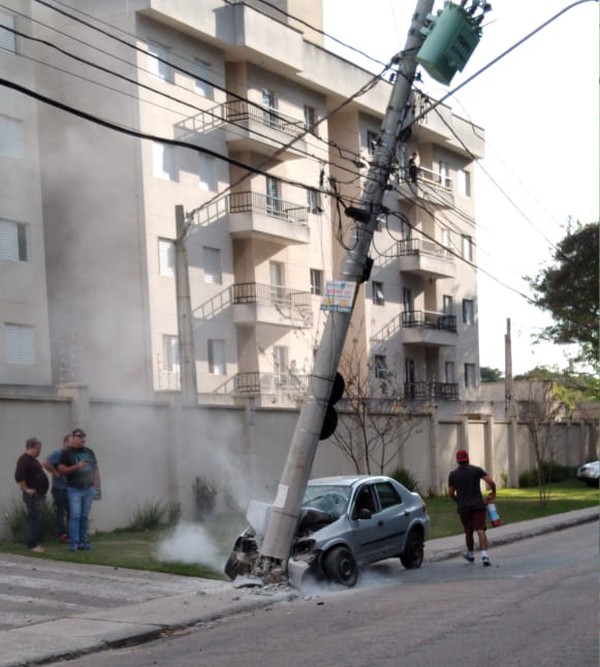 Motorista bate carro em poste e deixa moradores sem energia elétrica em Jundiaí – Comando Notícia