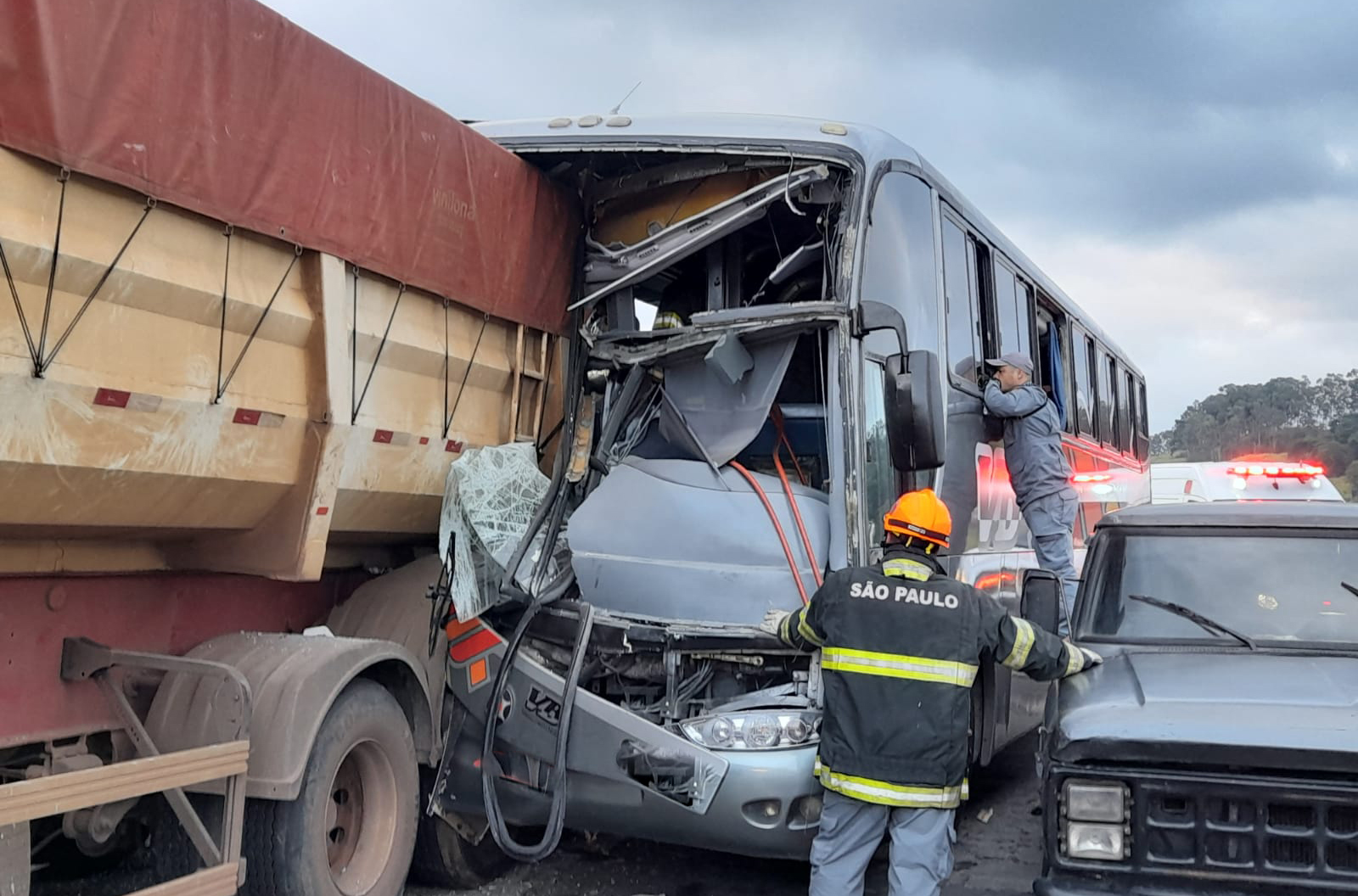 Batida entre ônibus e carreta deixa feridos em rodovia de Itupeva – Comando Notícia