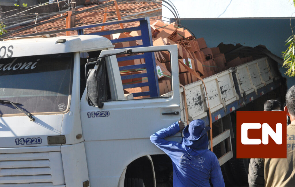 Caminhão carregado com tijolos invade casas e atinge moradora no Jardim Morada do Sol – Comando ...