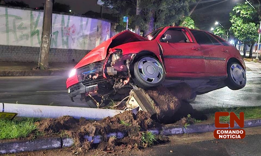 Motorista dorme ao volante, bate carro e derruba poste na Avenida Presidente Vargas – Comando ...