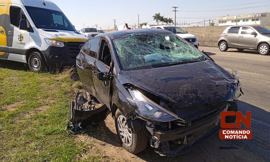 Motorista sai ileso após capotar carro na SP-75 – Comando Notícia