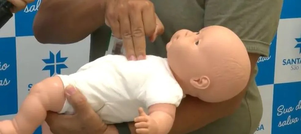 Entenda como fazer a manobra de Heimlich, técnica que pode salvar vidas ...