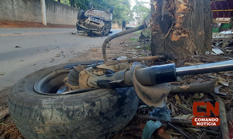 Carro com mãe e filho atinge árvore, roda se solta e carro capota em Indaiatuba – Comando Notícia