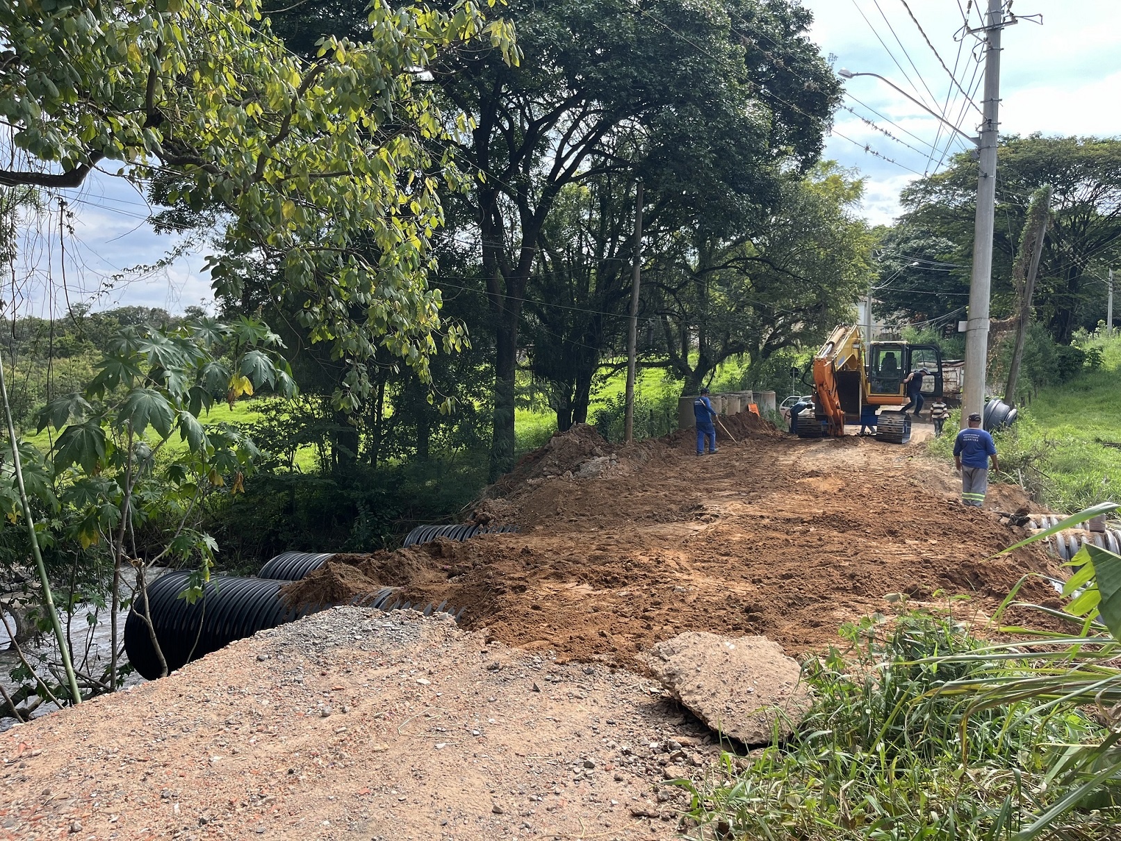 Secretaria de Obras trabalha na reconstrução da passagem de água ...