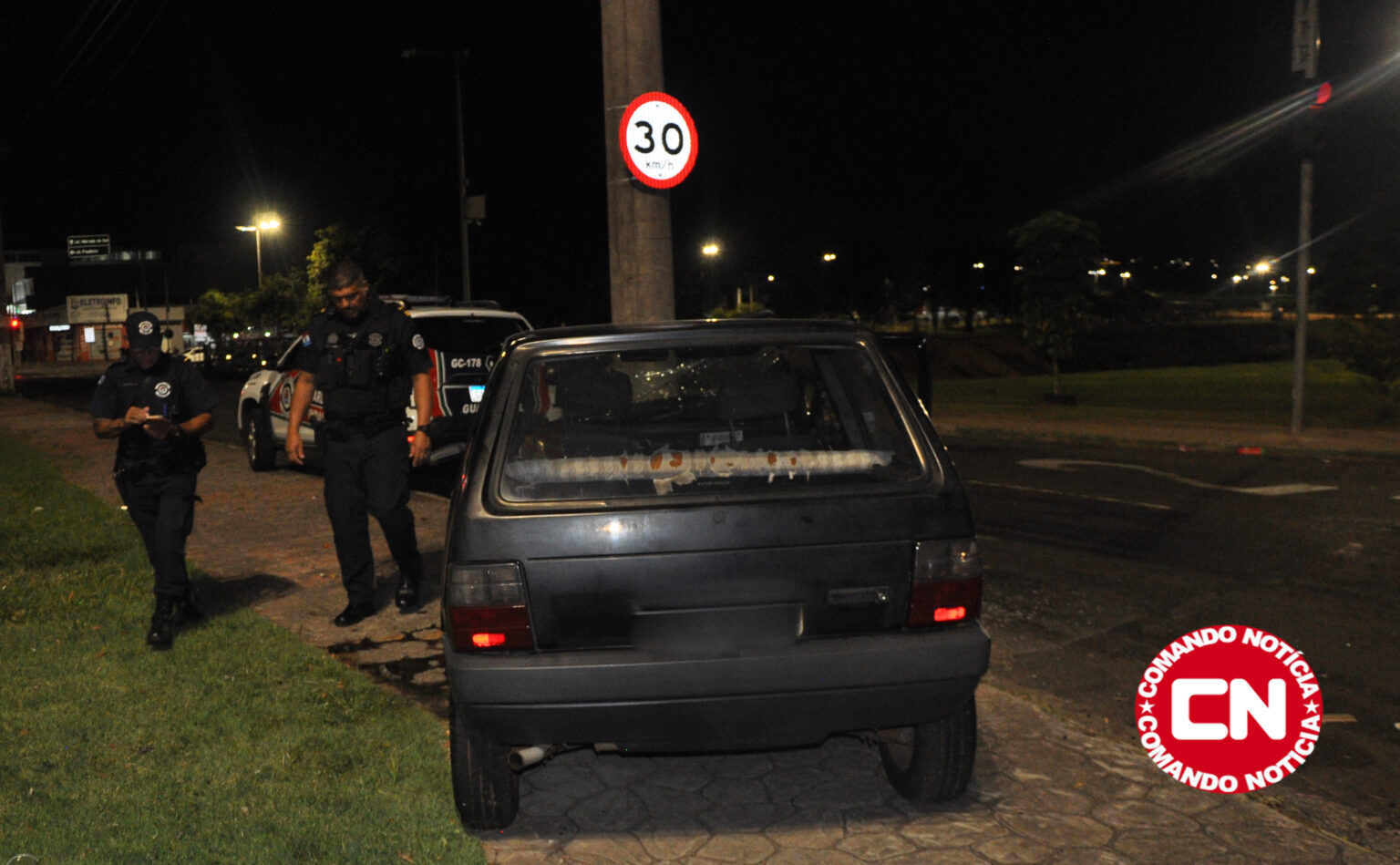 Duas pessoas ficam feridas após batida contra poste no Jardim Morada do ...