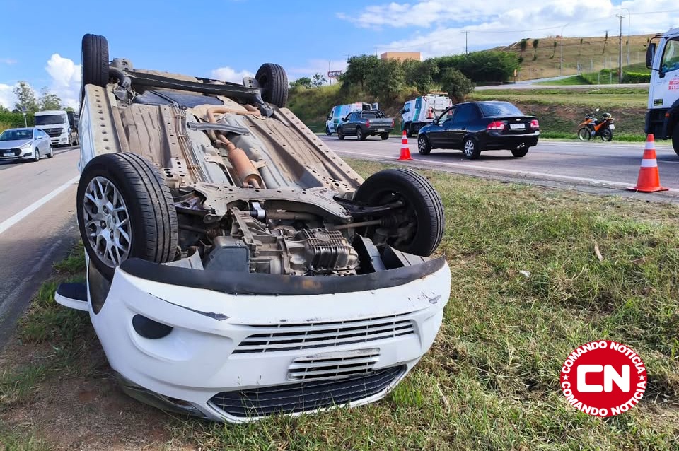Carro capota e vai parar no canteiro central da SP-75, e motorista sai ileso – Comando Notícia