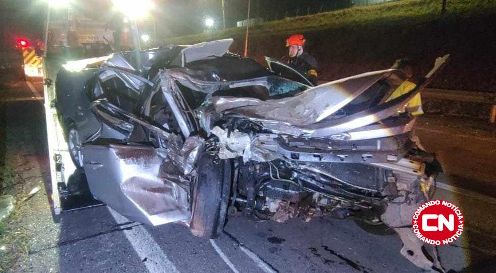 Motorista bate carro em traseira de caminhão na Rodovia Santos Dumont em Indaiatuba – Comando ...